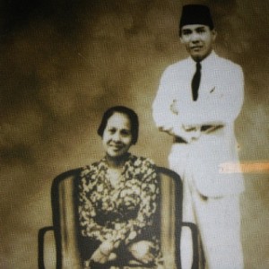 Inggit Garnasih, Kisah Malang Penuh Perjuangan Istri Soekarno - Boombastis