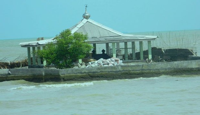 Makam Syekh Mudzakir yang Ada di Tengah Laut, Tak Tenggelam dan Tak ...